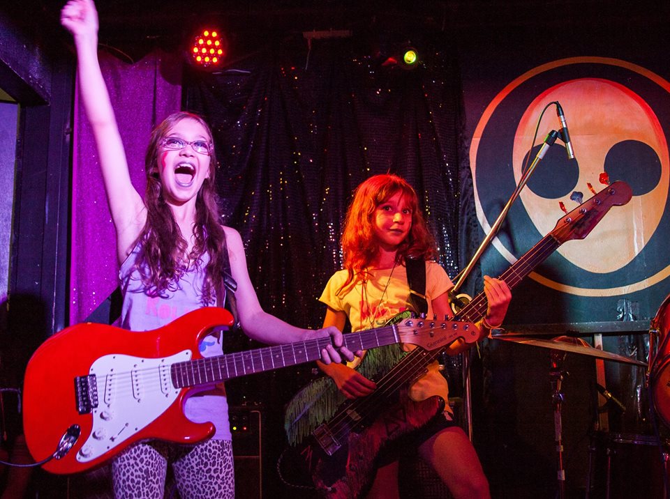 Girls Rock Camp empodera meninas por meio da música - Educação e Território